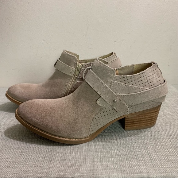 Charles David | Shoes | Womens Charles David Beige Suede Yesenia Low 2 ...